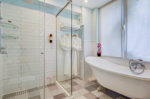 Suíte luxo, 1 cama King, cozinha americana, no canto | Banheiro | Produtos de toalete de grife, secador de cabelo, roupões de banho 