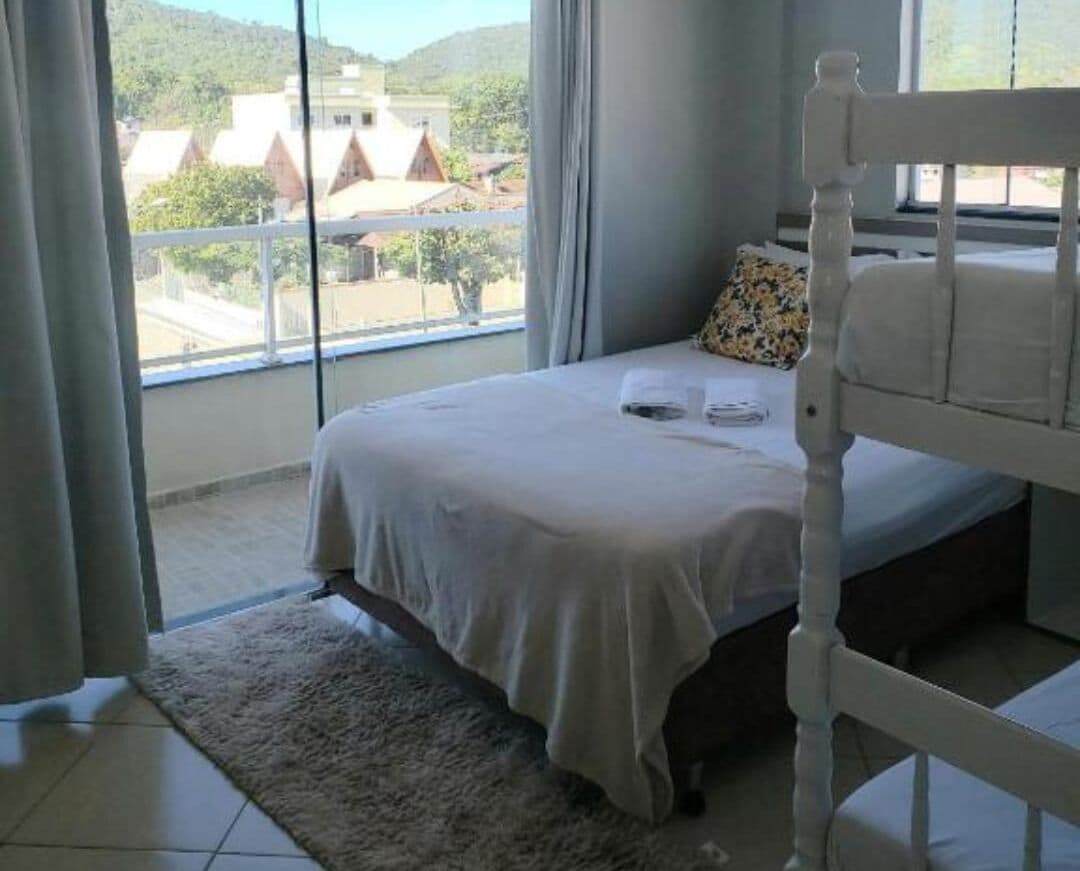 Frigobar, escrivaninha, cortinas blackout, ferros/tábuas de passar roupa
