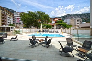 Terraço com espreguiçadeiras