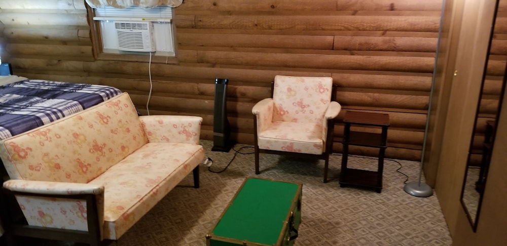 Log Cabin, 5 Miles From Town, But Very Country Setting - Blue Ridge Mountains