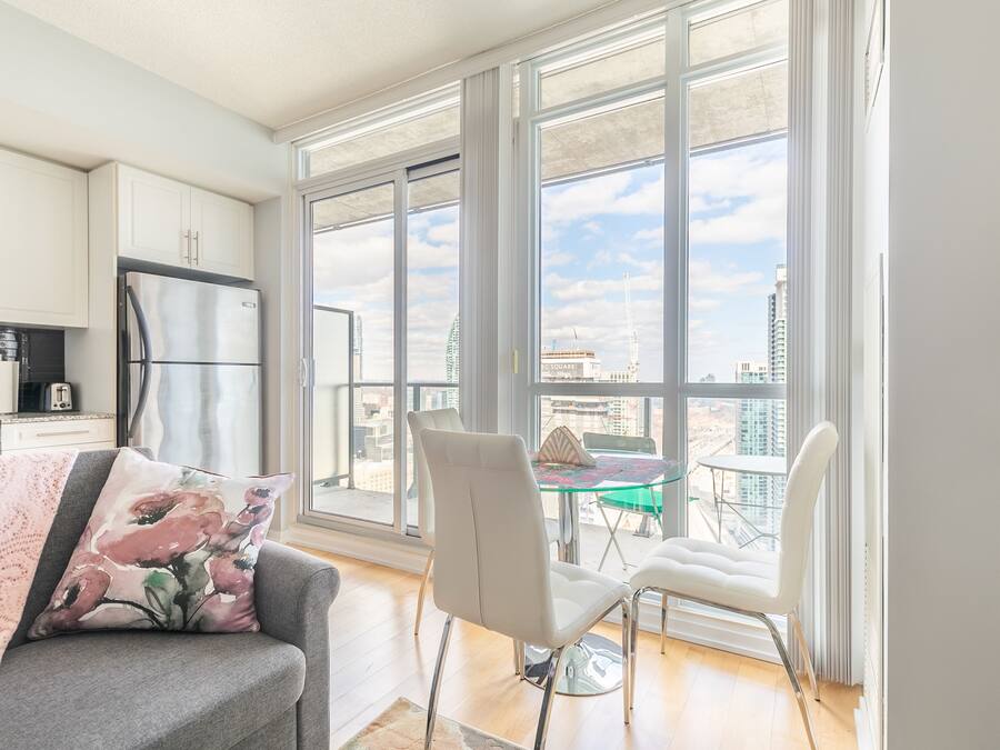 Apartamento Deluxe, 1 quarto, cozinha, Vista para a cidade | Refeições no quarto