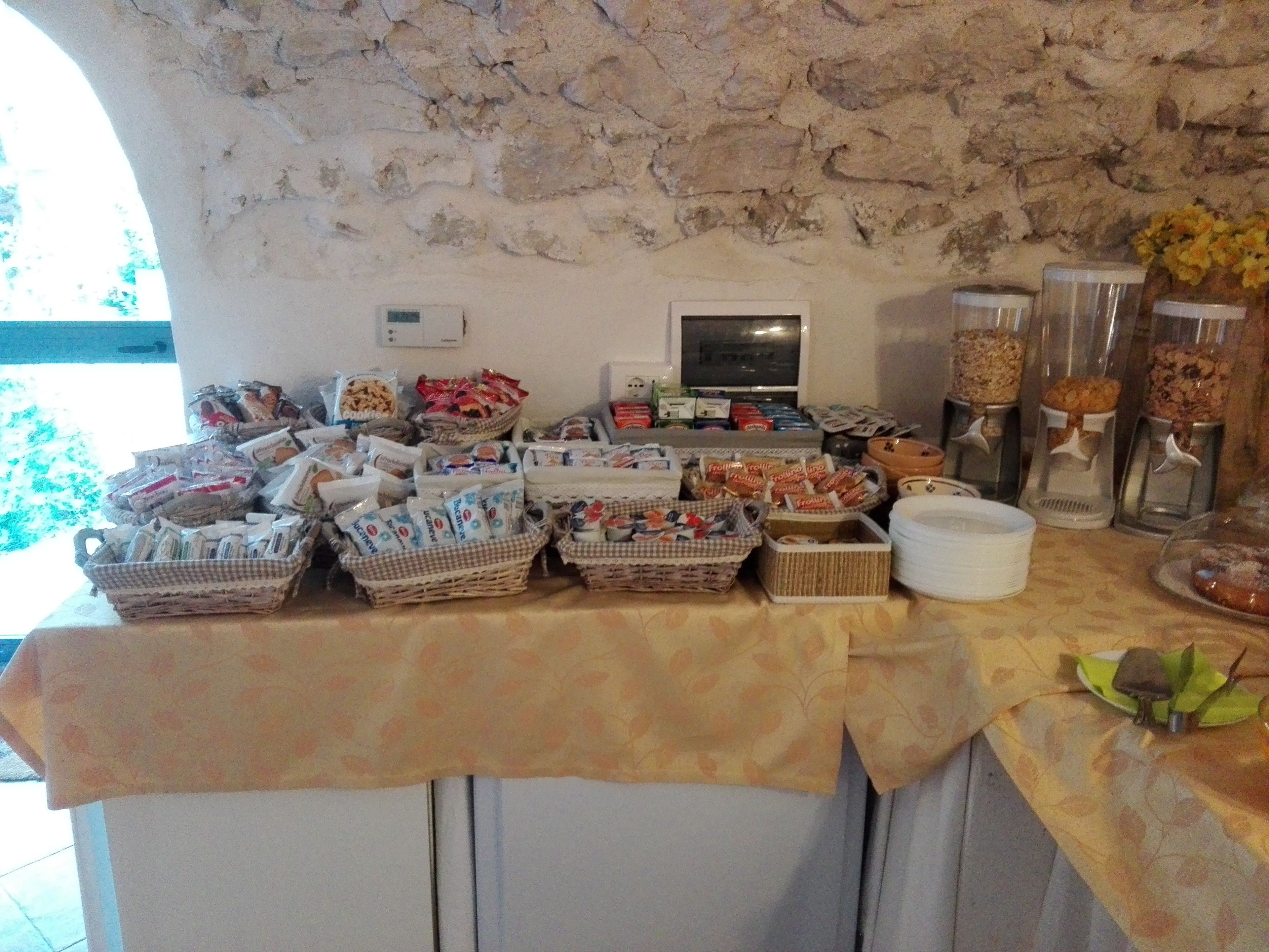 Disposição de buffet com diversos alimentos e recipientes.