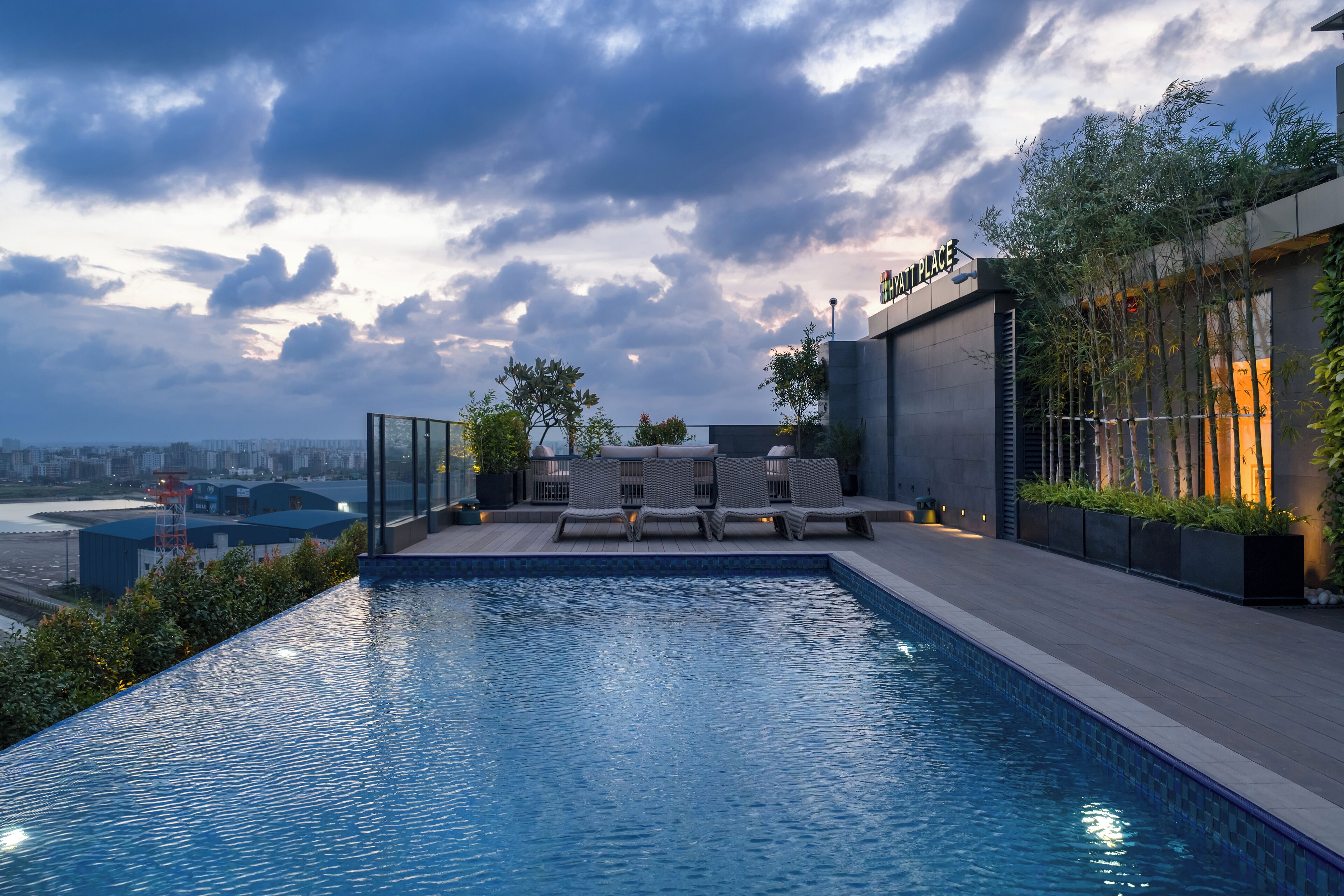 Piscina externa, funciona das 6h às 20h, salva-vidas no local