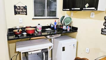 Kitnet | Cozinha privada | Refrigerador em uma área comum, fogão, cafeteira/chaleira