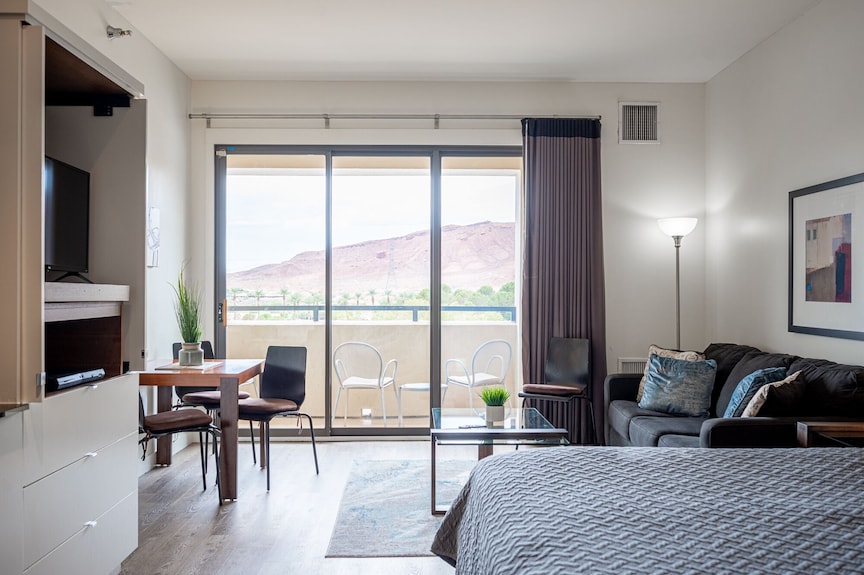 Jr. Suite On Top Floor With Lake Views & Access!!! - Henderson, NV