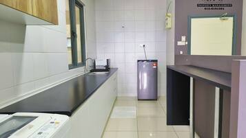 Apartamento família, 2 quartos, para não fumantes | Cozinha privada | Geladeira grande, micro-ondas, cooktop