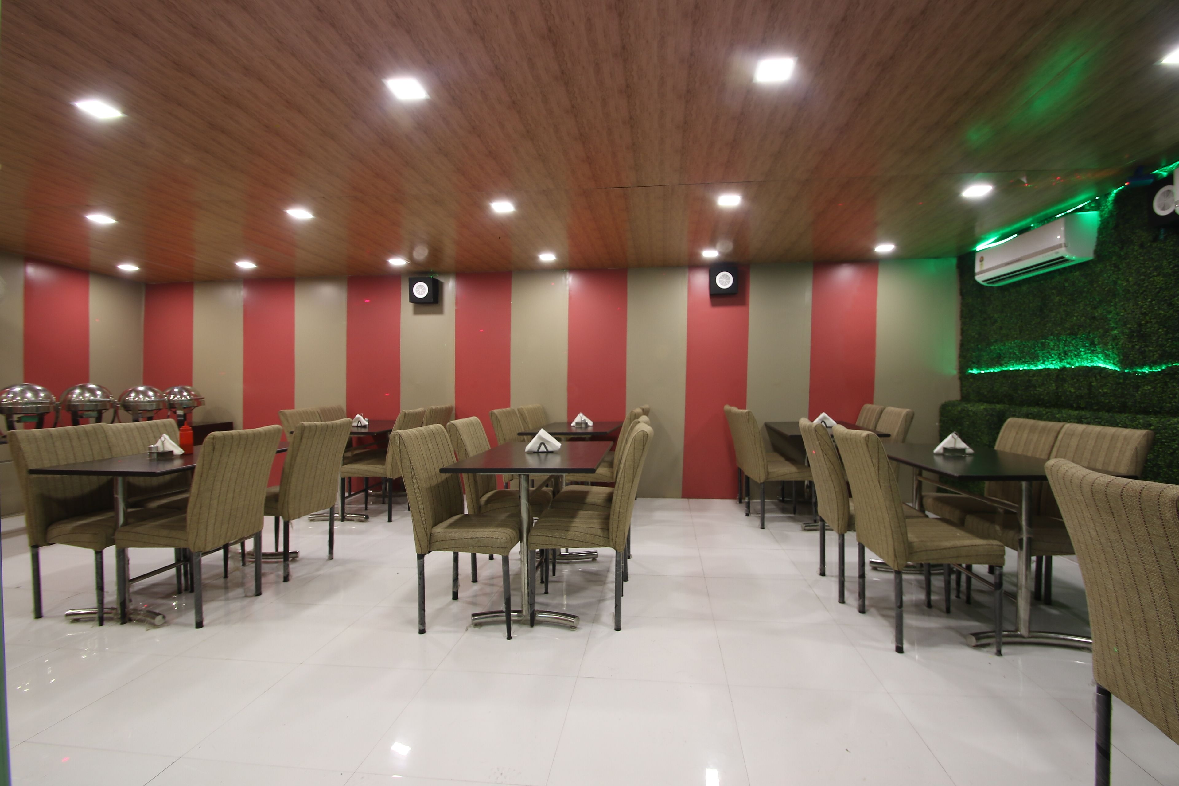 Café da manhã com buffet todos os dias (INR 125.00 por pessoa) 