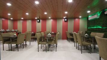 Café da manhã com buffet todos os dias (INR 125.00 por pessoa)