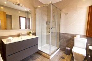 Quarto Duplo ou Twin, varanda | Casa de banho | Um polibã, artigos de higiene pessoal grátis, um secador de cabelo 