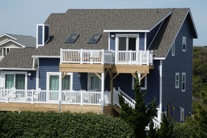 OBX Box -- Semi Ocean Front w/ Pool and hot tub - Just a Minute to the ...
