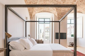 Suite, 1 cama king-size, Vista para a cidade | Cofre no quarto, com decoração personalizada