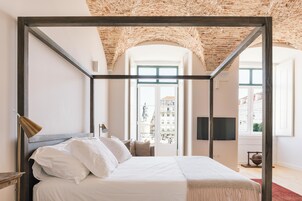 Suite, 1 cama king-size, Vista para a cidade | Cofre no quarto, com decoração personalizada 