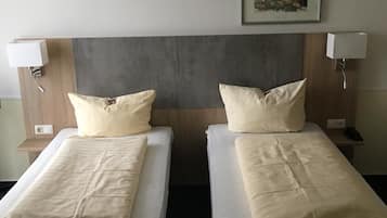 Quarto Duplo | Cofre no quarto, secretária, berços/camas para crianças grátis