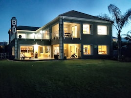 Fachada da propriedade à noite