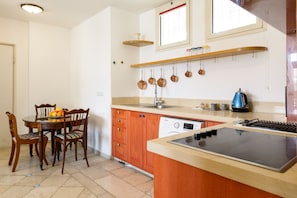 Apartamento, Vista para a cidade | Cozinha privada | Um frigorífico/congelador grande, um micro-ondas, um forno 