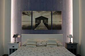 Quarto Triplo Superior | Roupa de alta qualidade, com decoração personalizada, secretária