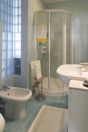 Apartamento, 2 quartos | Banheiro | Chuveiro, secador de cabelo, bidê, toalhas de banho