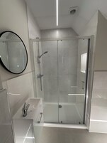 Quarto casal | Banheiro | Produtos de toalete grátis, secador de cabelo, toalhas de banho 