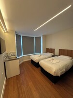 Quarto duplo | Espaço de trabalho para notebook, ferros/tábuas de passar roupa