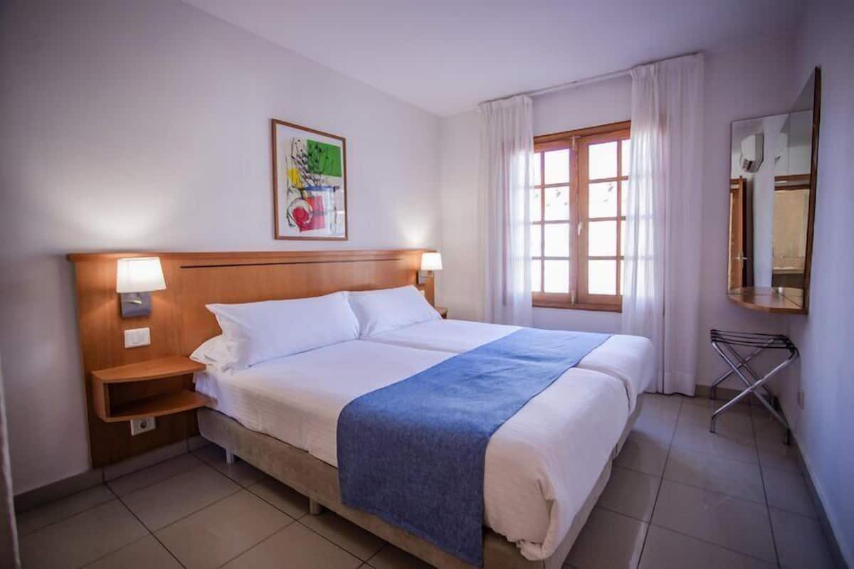 Cofres nos quartos, Wi-Fi de cortesia, roupa de cama