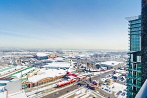 Suíte urbana, 1 cama Queen, vista para a cidade | Vista do quarto