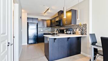 Suite Cidade, 1 cama queen-size, Vista para a cidade | Cozinha privada | Um frigorífico/congelador grande, um micro-ondas, um forno