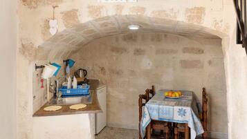 Apartamento | Cozinha privada | Um frigorífico, uma placa de cozinha, uma cafeteira/bule