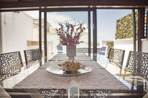 Apartamento, 2 quartos | Área de estar | TV de tela plana