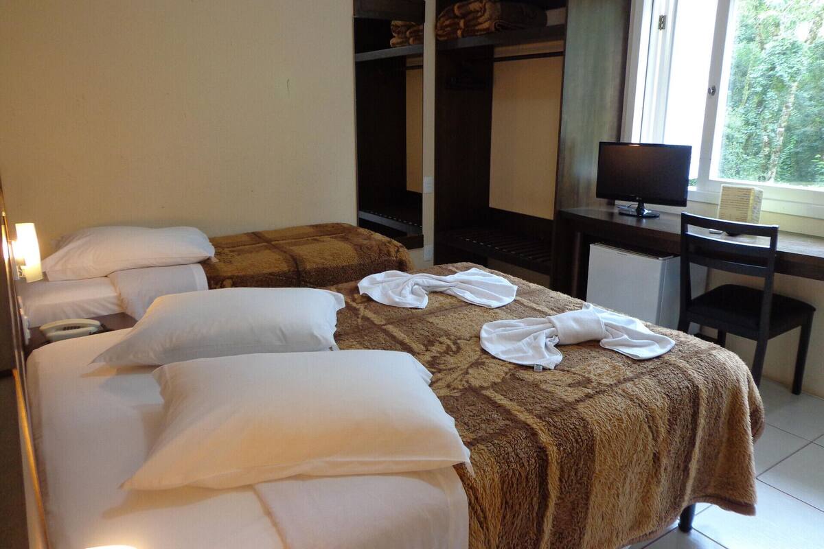 Frigobar, escrivaninha, quartos à prova de som