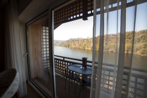 Quarto duplo panorâmico, vista para o rio | Vista do quarto