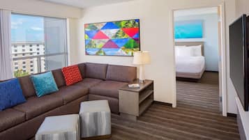 Cofres nos quartos, espaço de trabalho para notebook, cortinas blackout