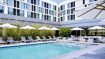 Piscina exterior, da(s) 06:00 à(s) 22:00, guarda-sóis, espreguiçadeiras