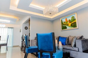 Apartamento, 3 quartos | Sala de estar | TV de ecrã plano, lareira 