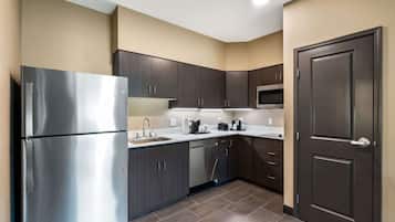 Suite, 1 cama king-size, não fumadores, cozinha (Living Room) | Kitchenette privada | Um frigorífico, um micro-ondas, uma cafeteira/bule