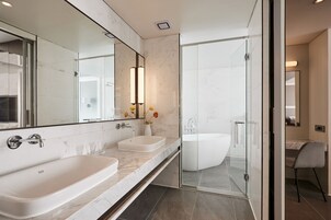 Suite Royal (Newv Suite) | Casa de banho | Um secador de cabelo, roupões, chinelos, um bidé 