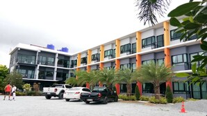Um hotel de vários andares com design moderno, com varandas e janelas amplas.