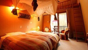 Quarto com cama de dossel, uma escada e vista para o exterior.