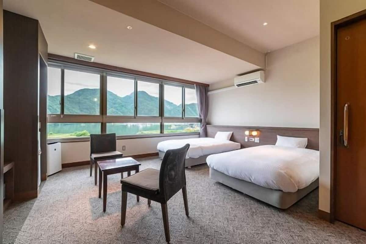 Cofres nos quartos, cortinas blackout, roupa de cama