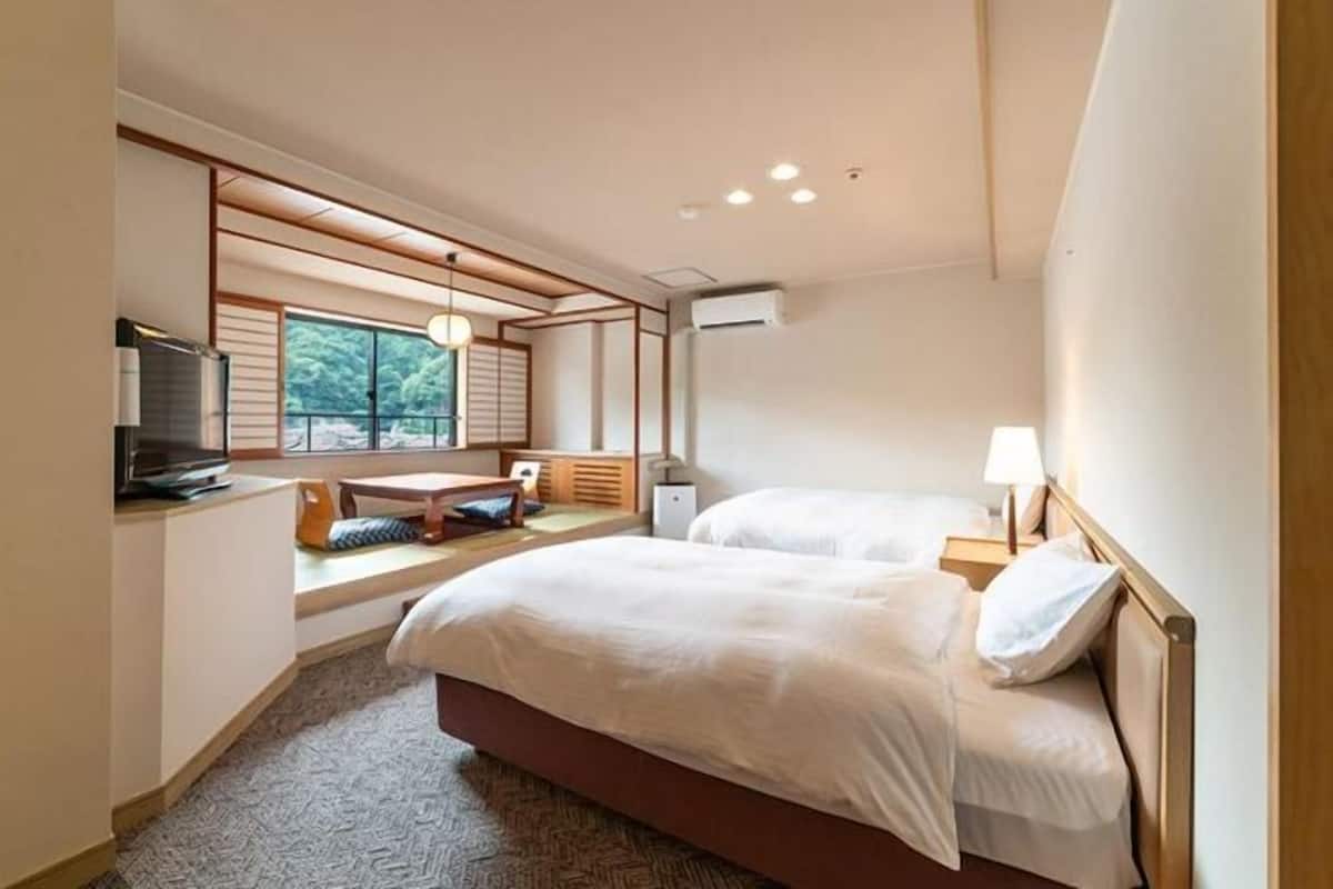 Cofres nos quartos, cortinas blackout, roupa de cama