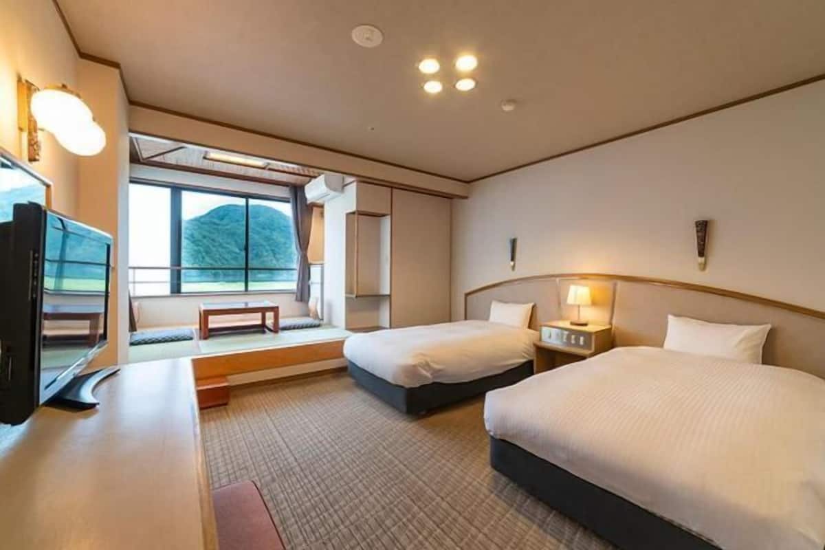 Cofres nos quartos, cortinas blackout, roupa de cama