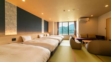 Suite Japanese-Style 4 Beds - Indoor Bath - Non-Smoking | Cofre no quarto, cortinas/cortinados opacos, roupa de cama fornecida