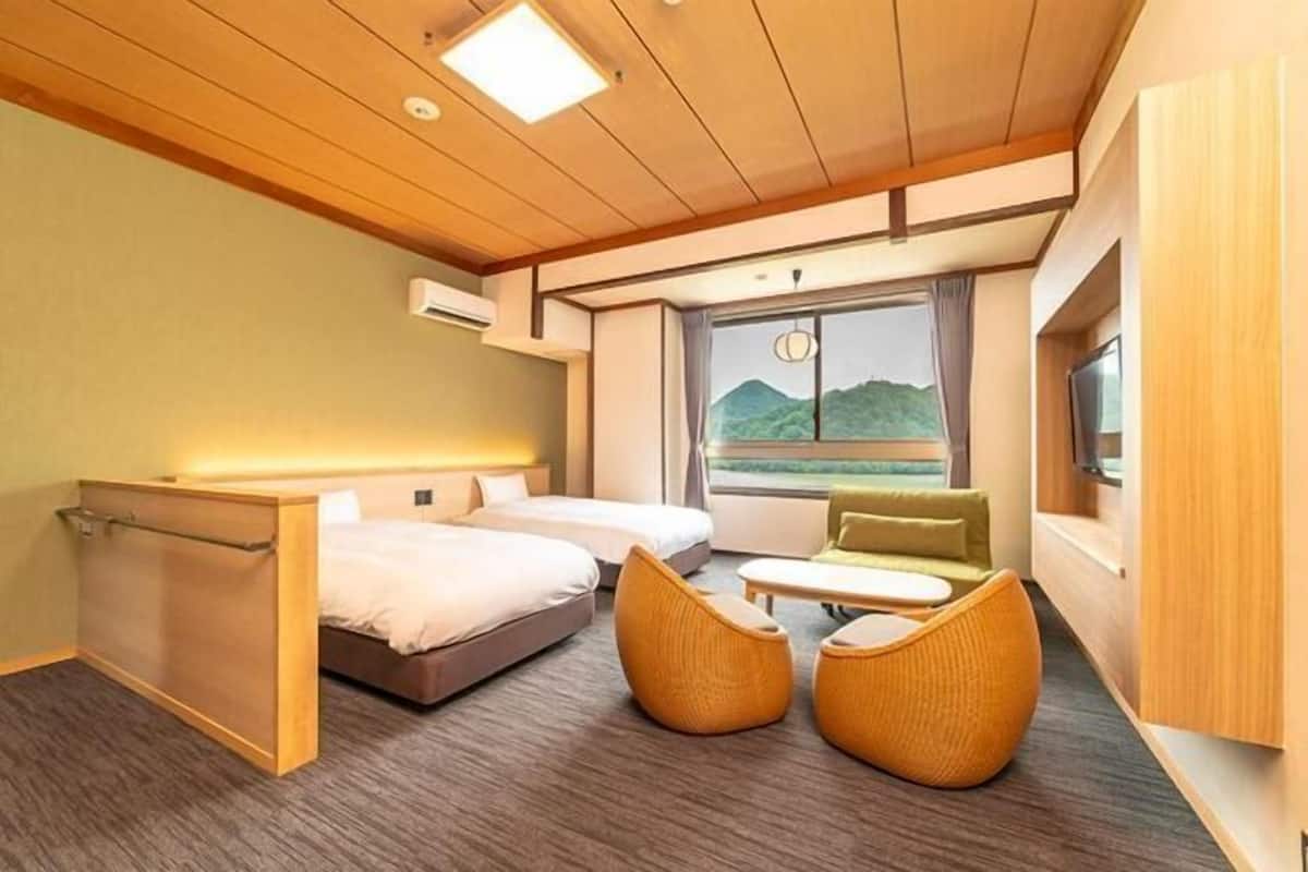 Cofres nos quartos, cortinas blackout, roupa de cama