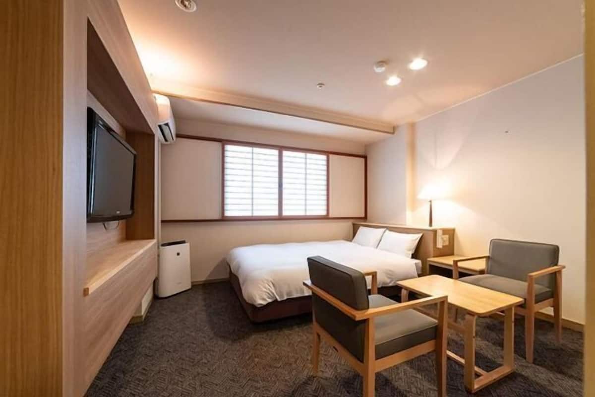 Cofres nos quartos, cortinas blackout, roupa de cama