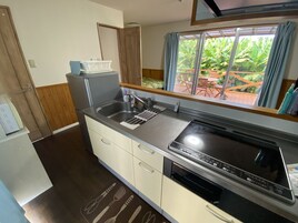 Casa de Campo | Kitchenette privada | Um frigorífico, um micro-ondas, uma placa de cozinha 
