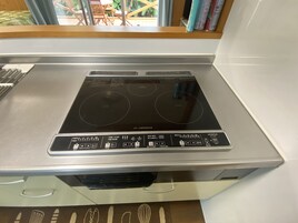 Casa de Campo | Kitchenette privada | Um frigorífico, um micro-ondas, uma placa de cozinha 