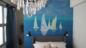 Quarto casal com design assinado | Escrivaninha, cortinas blackout, Wi-Fi de cortesia