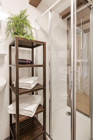 Apartamento, 2 quartos (11E) | Casa de banho | Um polibã, artigos de higiene pessoal grátis, um secador de cabelo 