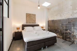 1 quarto, ferro/tábua de engomar, berços/camas para crianças grátis