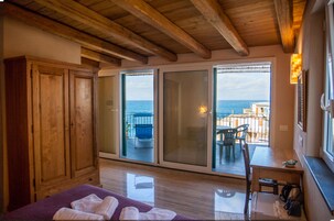 Quarto casal superior, 1 cama Queen, terraço, vista para o mar | Terraço/pátio