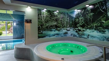 Banheira de hidromassagem interior